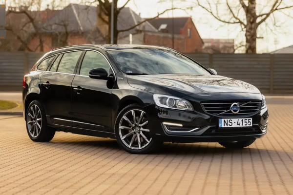 Melns Volvo V60 2015 Jelgava, ar dzinēja tilpumu 2.40 L un nobraukumu 212 tūkst. km par 11900 €, foto 3 vietnē AUTOMOTO.COM.LV