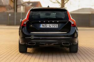 Melns Volvo V60 2015 Jelgava, ar dzinēja tilpumu 2.40 L un nobraukumu 212 tūkst. km par 11900 €, foto 5 vietnē AUTOMOTO.COM.LV