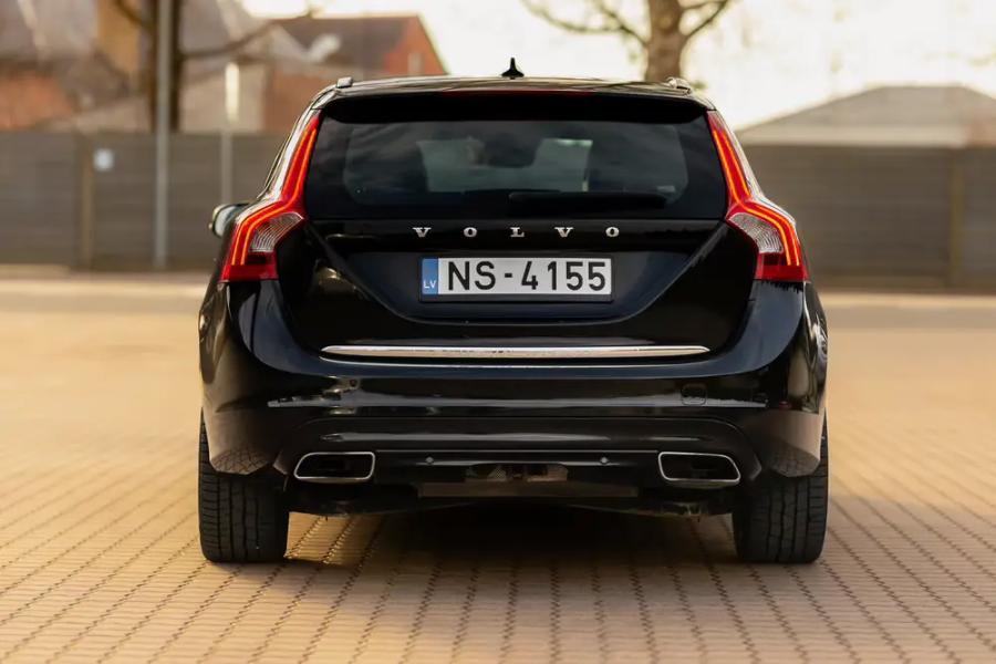 Melns Volvo V60 2015 Jelgava, ar dzinēja tilpumu 2.40 L un nobraukumu 212 tūkst. km par 11900 €, foto 5 vietnē AUTOMOTO.COM.LV