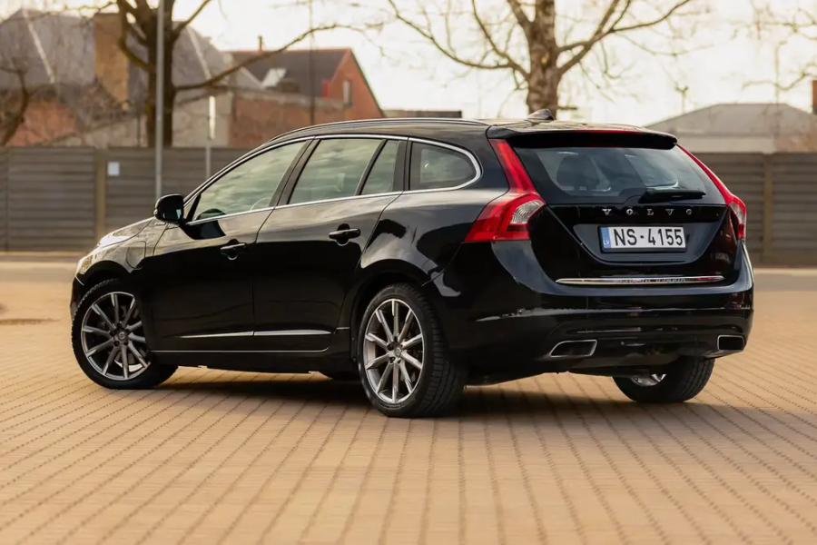 Melns Volvo V60 2015 Jelgava, ar dzinēja tilpumu 2.40 L un nobraukumu 212 tūkst. km par 11900 €, foto 6 vietnē AUTOMOTO.COM.LV