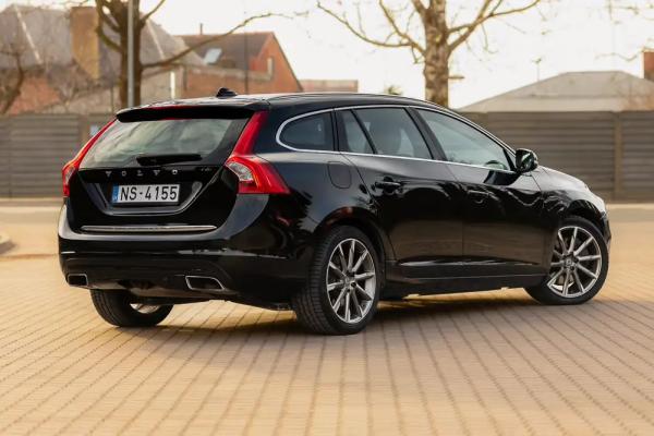 Melns Volvo V60 2015 Jelgava, ar dzinēja tilpumu 2.40 L un nobraukumu 212 tūkst. km par 11900 €, foto 6 vietnē AUTOMOTO.COM.LV