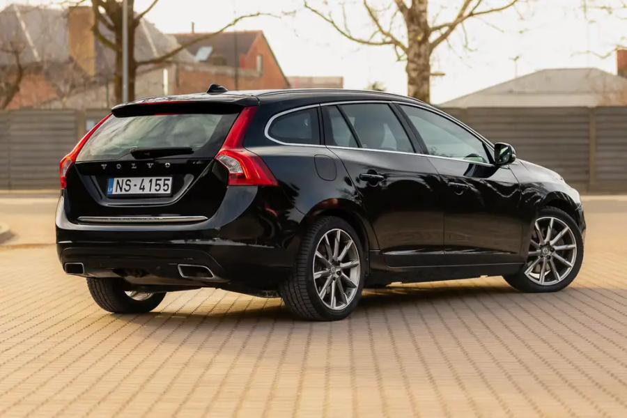 Melns Volvo V60 2015 Jelgava, ar dzinēja tilpumu 2.40 L un nobraukumu 212 tūkst. km par 11900 €, foto 7 vietnē AUTOMOTO.COM.LV