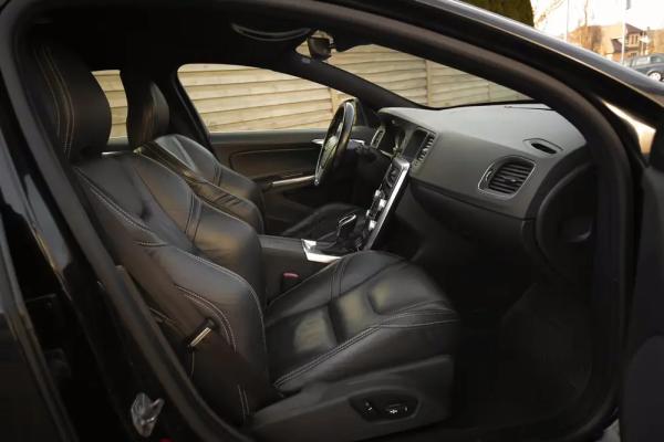 Melns Volvo V60 2015 Jelgava, ar dzinēja tilpumu 2.40 L un nobraukumu 212 tūkst. km par 11900 €, foto 7 vietnē AUTOMOTO.COM.LV