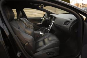 Melns Volvo V60 2015 Jelgava, ar dzinēja tilpumu 2.40 L un nobraukumu 212 tūkst. km par 11900 €, foto 8 vietnē AUTOMOTO.COM.LV