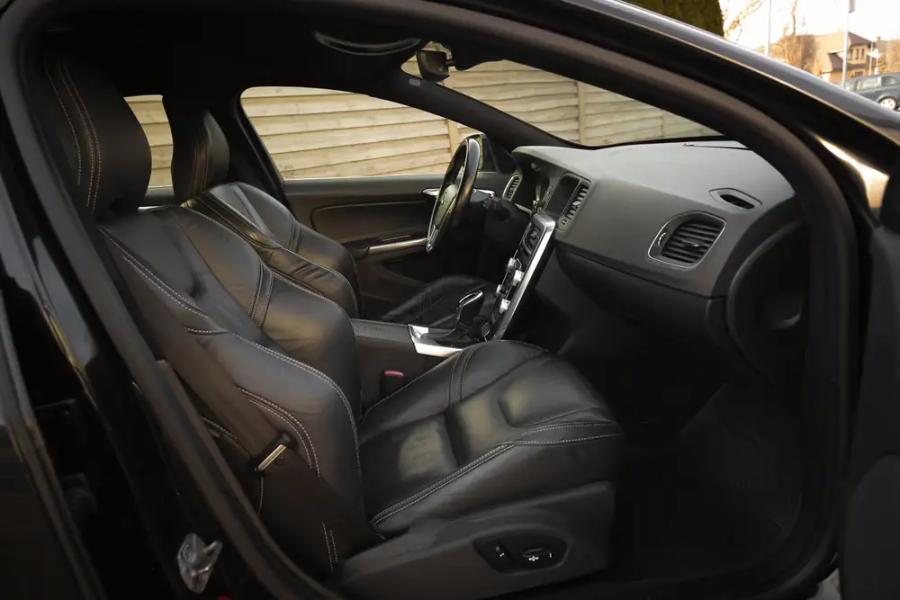 Melns Volvo V60 2015 Jelgava, ar dzinēja tilpumu 2.40 L un nobraukumu 212 tūkst. km par 11900 €, foto 8 vietnē AUTOMOTO.COM.LV