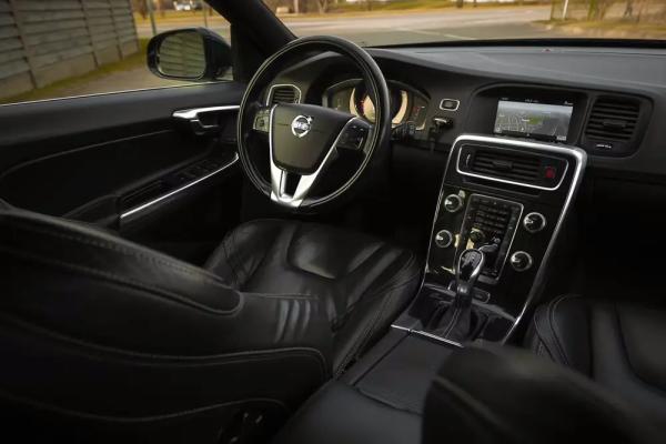 Melns Volvo V60 2015 Jelgava, ar dzinēja tilpumu 2.40 L un nobraukumu 212 tūkst. km par 11900 €, foto 10 vietnē AUTOMOTO.COM.LV