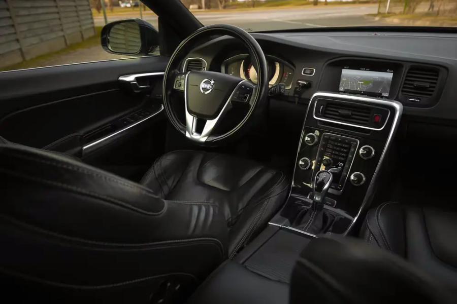 Melns Volvo V60 2015 Jelgava, ar dzinēja tilpumu 2.40 L un nobraukumu 212 tūkst. km par 11900 €, foto 11 vietnē AUTOMOTO.COM.LV