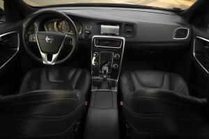 Melns Volvo V60 2015 Jelgava, ar dzinēja tilpumu 2.40 L un nobraukumu 212 tūkst. km par 11900 €, foto 12 vietnē AUTOMOTO.COM.LV