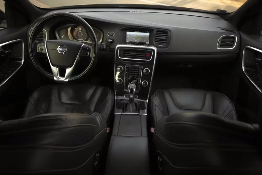 Melns Volvo V60 2015 Jelgava, ar dzinēja tilpumu 2.40 L un nobraukumu 212 tūkst. km par 11900 €, foto 12 vietnē AUTOMOTO.COM.LV