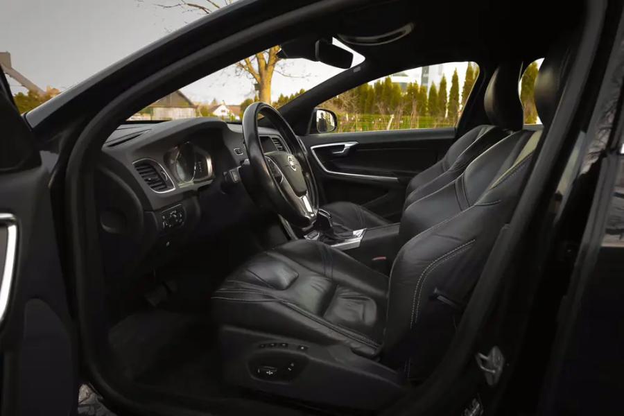 Melns Volvo V60 2015 Jelgava, ar dzinēja tilpumu 2.40 L un nobraukumu 212 tūkst. km par 11900 €, foto 13 vietnē AUTOMOTO.COM.LV