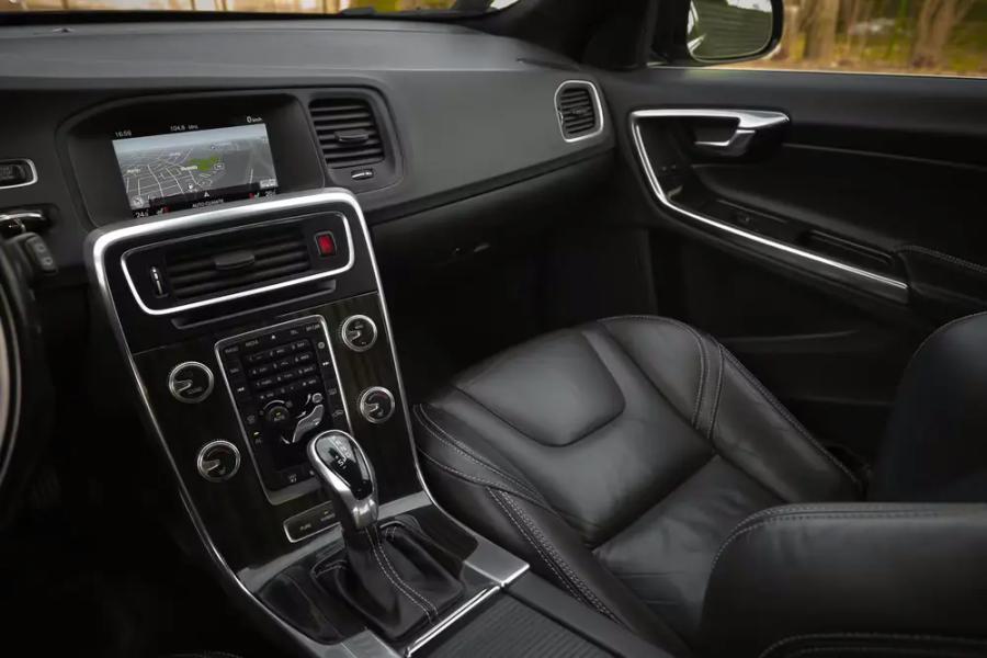 Melns Volvo V60 2015 Jelgava, ar dzinēja tilpumu 2.40 L un nobraukumu 212 tūkst. km par 11900 €, foto 15 vietnē AUTOMOTO.COM.LV