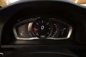 Melns Volvo V60 2015 Jelgava, ar dzinēja tilpumu 2.40 L un nobraukumu 212 tūkst. km par 11900 €, foto 16 vietnē AUTOMOTO.COM.LV