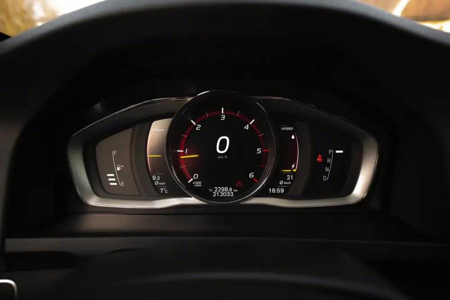 Melns Volvo V60 2015 Jelgava, ar dzinēja tilpumu 2.40 L un nobraukumu 212 tūkst. km par 11900 €, foto 16 vietnē AUTOMOTO.COM.LV