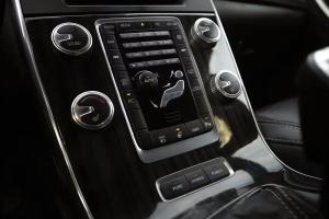 Melns Volvo V60 2015 Jelgava, ar dzinēja tilpumu 2.40 L un nobraukumu 212 tūkst. km par 11900 €, foto 18 vietnē AUTOMOTO.COM.LV
