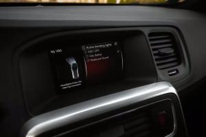 Melns Volvo V60 2015 Jelgava, ar dzinēja tilpumu 2.40 L un nobraukumu 212 tūkst. km par 11900 €, foto 20 vietnē AUTOMOTO.COM.LV