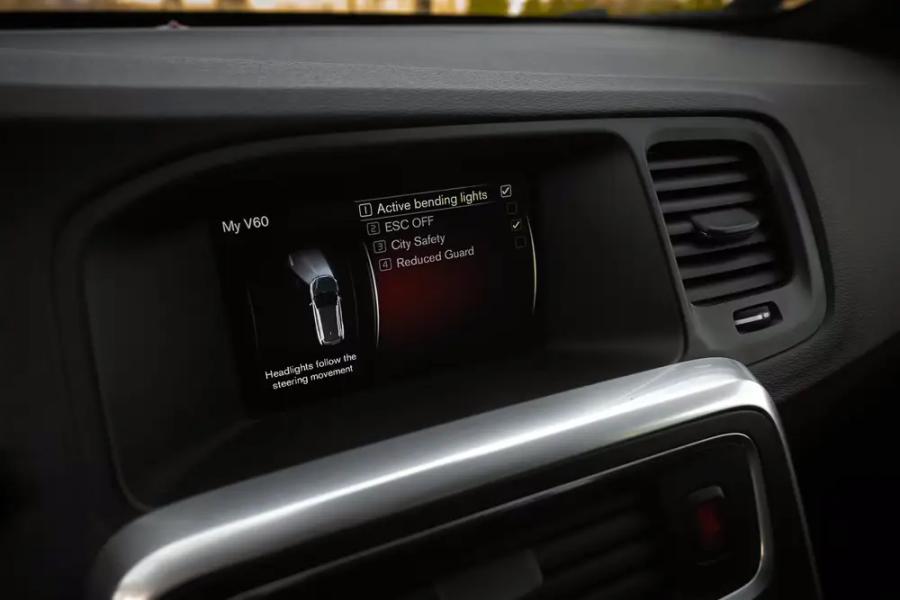 Melns Volvo V60 2015 Jelgava, ar dzinēja tilpumu 2.40 L un nobraukumu 212 tūkst. km par 11900 €, foto 20 vietnē AUTOMOTO.COM.LV
