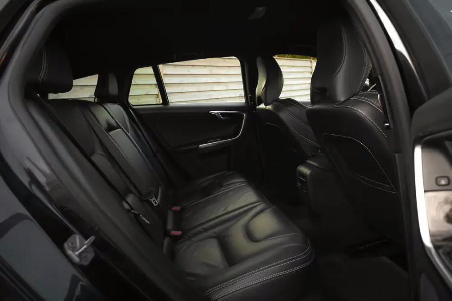 Melns Volvo V60 2015 Jelgava, ar dzinēja tilpumu 2.40 L un nobraukumu 212 tūkst. km par 11900 €, foto 21 vietnē AUTOMOTO.COM.LV