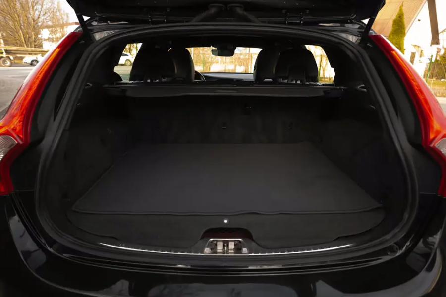 Melns Volvo V60 2015 Jelgava, ar dzinēja tilpumu 2.40 L un nobraukumu 212 tūkst. km par 11900 €, foto 23 vietnē AUTOMOTO.COM.LV