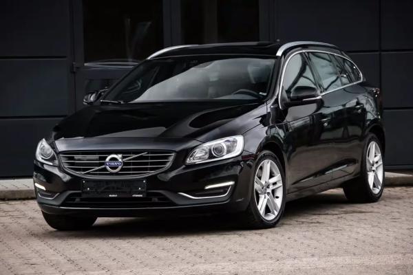 Melns Volvo V60 2015 Jelgava, ar dzinēja tilpumu 2.40 L un nobraukumu 239 tūkst. km par 10500 €, foto 1 vietnē AUTOMOTO.COM.LV