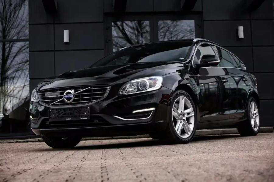Melns Volvo V60 2015 Jelgava, ar dzinēja tilpumu 2.40 L un nobraukumu 239 tūkst. km par 10500 €, foto 3 vietnē AUTOMOTO.COM.LV