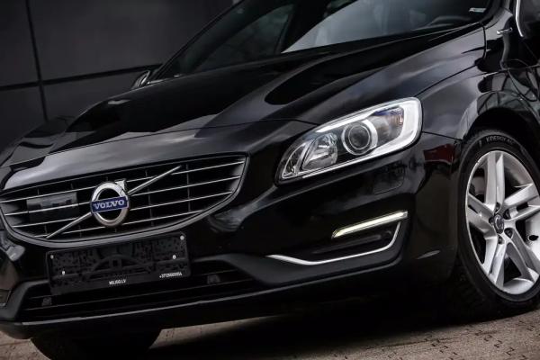Melns Volvo V60 2015 Jelgava, ar dzinēja tilpumu 2.40 L un nobraukumu 239 tūkst. km par 10500 €, foto 4 vietnē AUTOMOTO.COM.LV