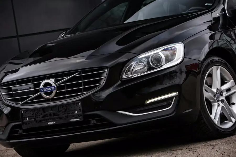 Melns Volvo V60 2015 Jelgava, ar dzinēja tilpumu 2.40 L un nobraukumu 239 tūkst. km par 10500 €, foto 5 vietnē AUTOMOTO.COM.LV