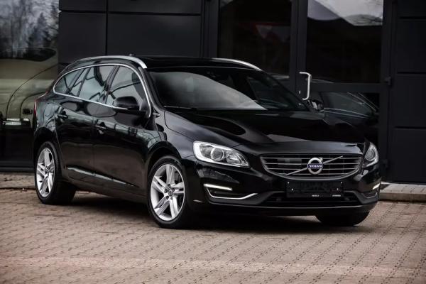 Melns Volvo V60 2015 Jelgava, ar dzinēja tilpumu 2.40 L un nobraukumu 239 tūkst. km par 10500 €, foto 5 vietnē AUTOMOTO.COM.LV