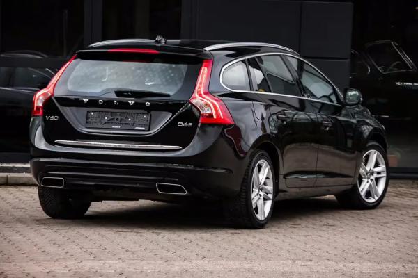 Melns Volvo V60 2015 Jelgava, ar dzinēja tilpumu 2.40 L un nobraukumu 239 tūkst. km par 10500 €, foto 6 vietnē AUTOMOTO.COM.LV
