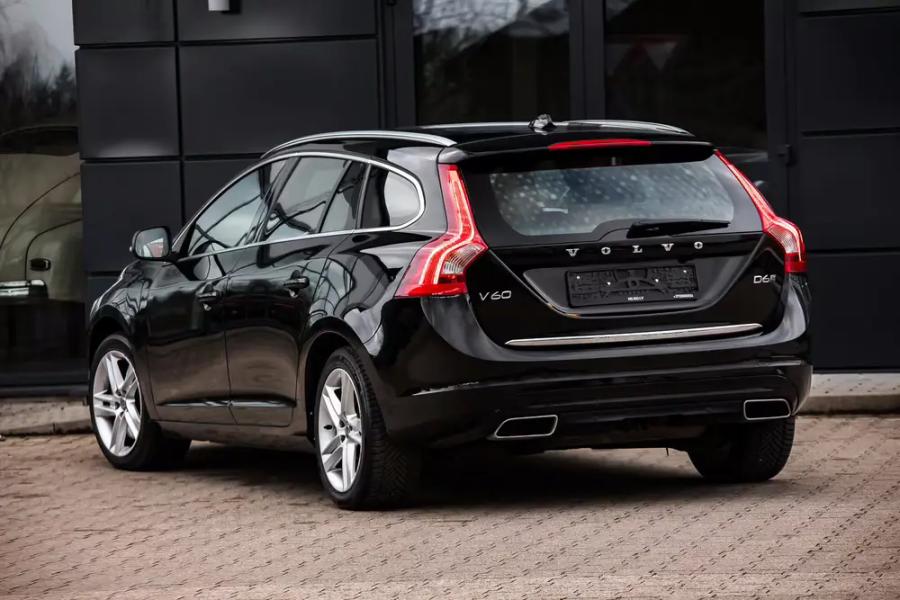 Melns Volvo V60 2015 Jelgava, ar dzinēja tilpumu 2.40 L un nobraukumu 239 tūkst. km par 10500 €, foto 9 vietnē AUTOMOTO.COM.LV