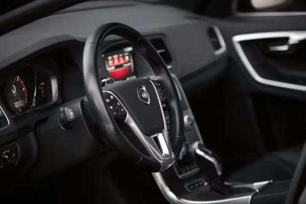 Melns Volvo V60 2015 Jelgava, ar dzinēja tilpumu 2.40 L un nobraukumu 239 tūkst. km par 10500 €, foto 9 vietnē AUTOMOTO.COM.LV