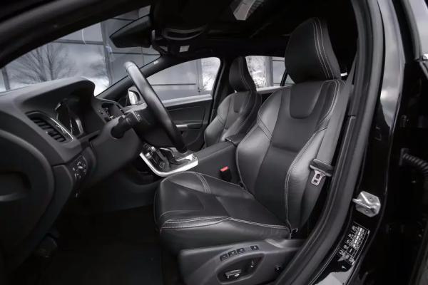 Melns Volvo V60 2015 Jelgava, ar dzinēja tilpumu 2.40 L un nobraukumu 239 tūkst. km par 10500 €, foto 10 vietnē AUTOMOTO.COM.LV
