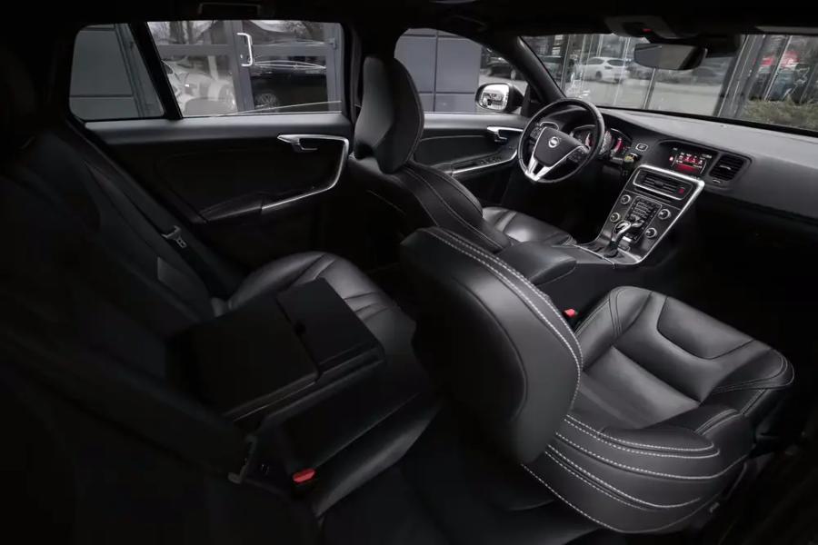 Melns Volvo V60 2015 Jelgava, ar dzinēja tilpumu 2.40 L un nobraukumu 239 tūkst. km par 10500 €, foto 12 vietnē AUTOMOTO.COM.LV