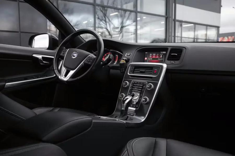 Melns Volvo V60 2015 Jelgava, ar dzinēja tilpumu 2.40 L un nobraukumu 239 tūkst. km par 10500 €, foto 13 vietnē AUTOMOTO.COM.LV