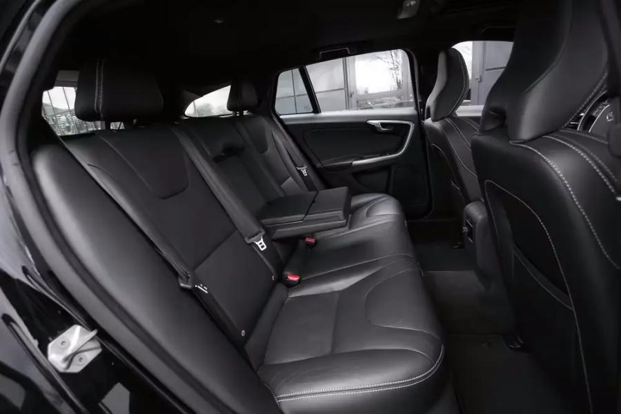 Melns Volvo V60 2015 Jelgava, ar dzinēja tilpumu 2.40 L un nobraukumu 239 tūkst. km par 10500 €, foto 14 vietnē AUTOMOTO.COM.LV