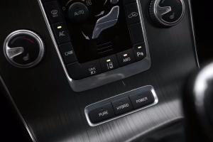 Melns Volvo V60 2015 Jelgava, ar dzinēja tilpumu 2.40 L un nobraukumu 239 tūkst. km par 10500 €, foto 20 vietnē AUTOMOTO.COM.LV