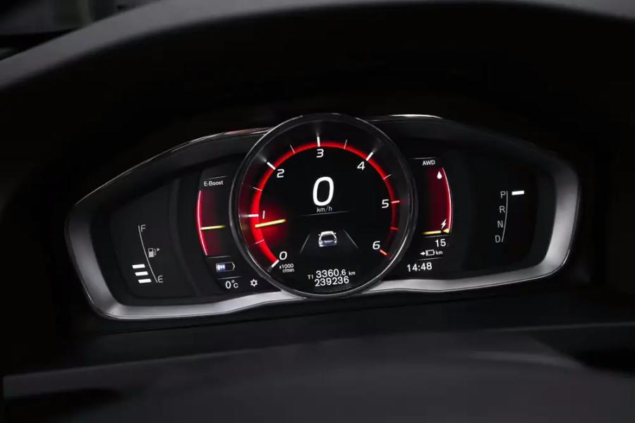 Melns Volvo V60 2015 Jelgava, ar dzinēja tilpumu 2.40 L un nobraukumu 239 tūkst. km par 10500 €, foto 21 vietnē AUTOMOTO.COM.LV