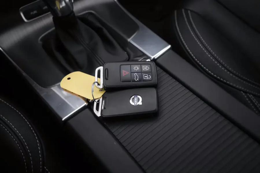 Melns Volvo V60 2015 Jelgava, ar dzinēja tilpumu 2.40 L un nobraukumu 239 tūkst. km par 10500 €, foto 24 vietnē AUTOMOTO.COM.LV