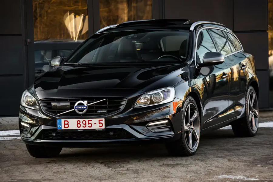Melns Volvo V60 2015 Jelgava, ar dzinēja tilpumu 2.40 L un nobraukumu 277 tūkst. km par 10000 €, foto 1 vietnē AUTOMOTO.COM.LV