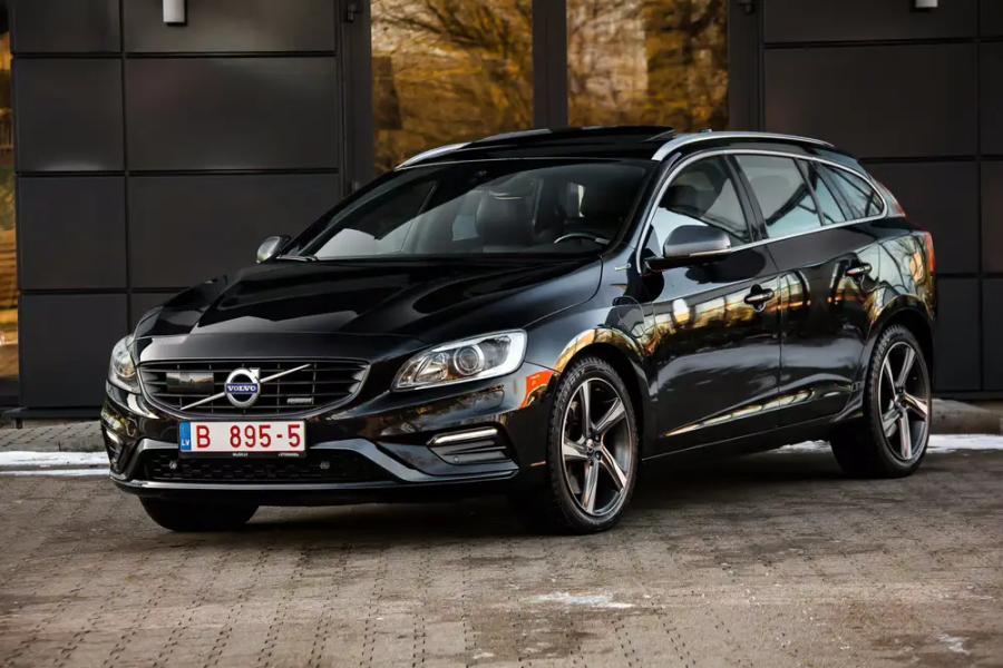 Melns Volvo V60 2015 Jelgava, ar dzinēja tilpumu 2.40 L un nobraukumu 277 tūkst. km par 10000 €, foto 3 vietnē AUTOMOTO.COM.LV