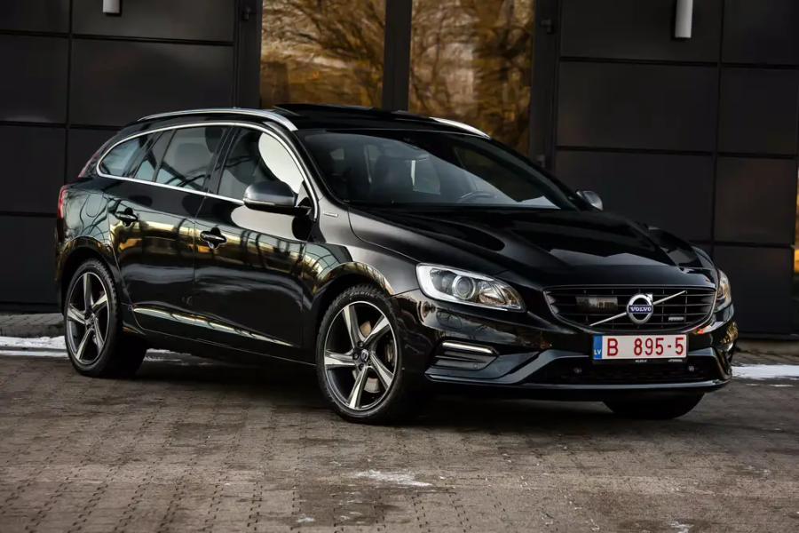 Melns Volvo V60 2015 Jelgava, ar dzinēja tilpumu 2.40 L un nobraukumu 277 tūkst. km par 10000 €, foto 7 vietnē AUTOMOTO.COM.LV