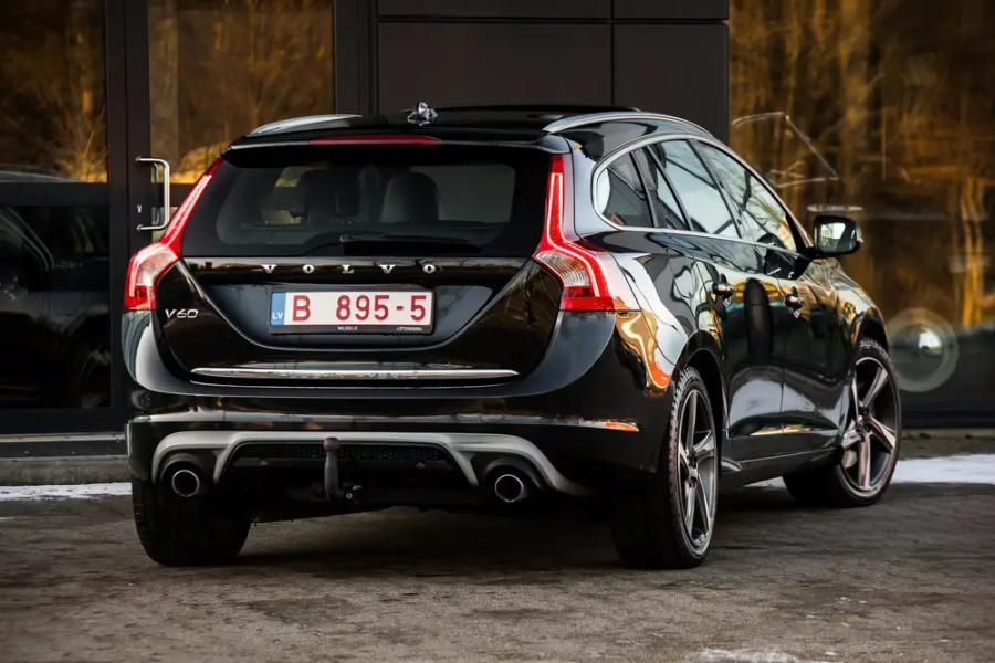 Melns Volvo V60 2015 Jelgava, ar dzinēja tilpumu 2.40 L un nobraukumu 277 tūkst. km par 10000 €, foto 8 vietnē AUTOMOTO.COM.LV