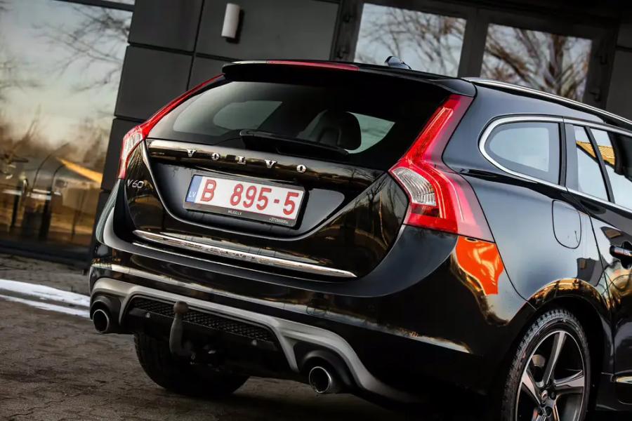 Melns Volvo V60 2015 Jelgava, ar dzinēja tilpumu 2.40 L un nobraukumu 277 tūkst. km par 10000 €, foto 9 vietnē AUTOMOTO.COM.LV
