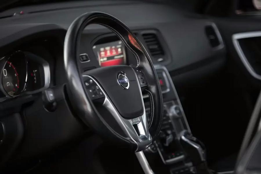 Melns Volvo V60 2015 Jelgava, ar dzinēja tilpumu 2.40 L un nobraukumu 277 tūkst. km par 10000 €, foto 11 vietnē AUTOMOTO.COM.LV