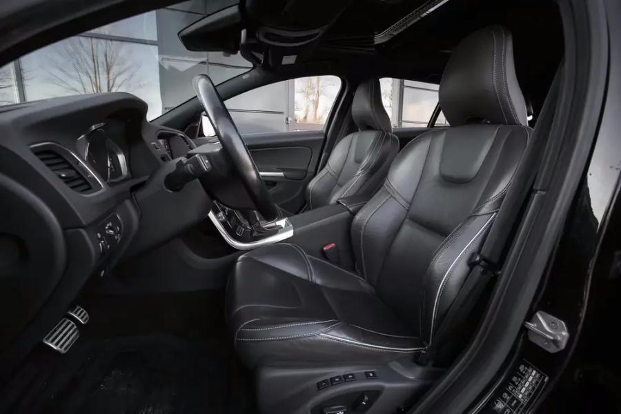 Melns Volvo V60 2015 Jelgava, ar dzinēja tilpumu 2.40 L un nobraukumu 277 tūkst. km par 10000 €, foto 12 vietnē AUTOMOTO.COM.LV