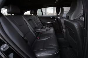 Melns Volvo V60 2015 Jelgava, ar dzinēja tilpumu 2.40 L un nobraukumu 277 tūkst. km par 10000 €, foto 14 vietnē AUTOMOTO.COM.LV