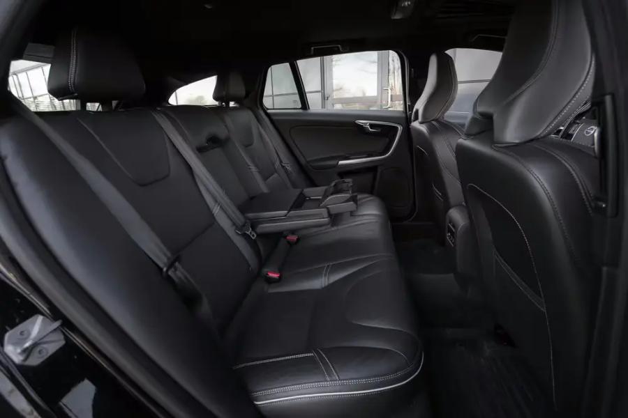 Melns Volvo V60 2015 Jelgava, ar dzinēja tilpumu 2.40 L un nobraukumu 277 tūkst. km par 10000 €, foto 14 vietnē AUTOMOTO.COM.LV