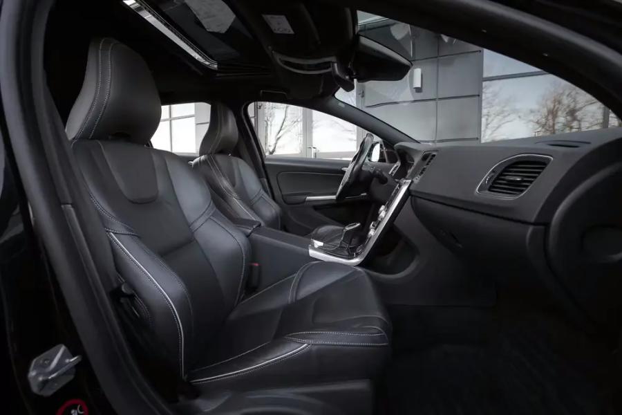Melns Volvo V60 2015 Jelgava, ar dzinēja tilpumu 2.40 L un nobraukumu 277 tūkst. km par 10000 €, foto 15 vietnē AUTOMOTO.COM.LV