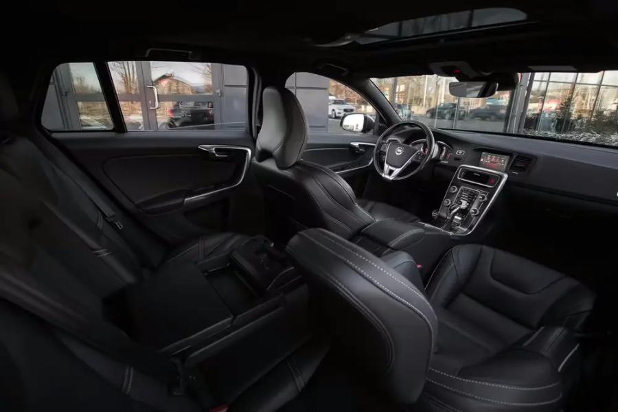 Melns Volvo V60 2015 Jelgava, ar dzinēja tilpumu 2.40 L un nobraukumu 277 tūkst. km par 10000 €, foto 18 vietnē AUTOMOTO.COM.LV