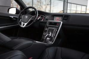 Melns Volvo V60 2015 Jelgava, ar dzinēja tilpumu 2.40 L un nobraukumu 277 tūkst. km par 10000 €, foto 19 vietnē AUTOMOTO.COM.LV