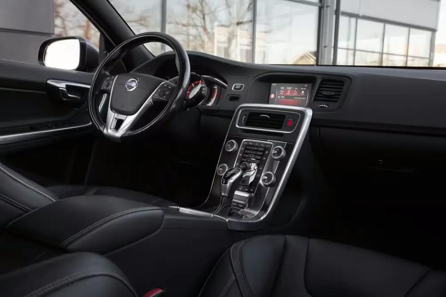 Melns Volvo V60 2015 Jelgava, ar dzinēja tilpumu 2.40 L un nobraukumu 277 tūkst. km par 10000 €, foto 19 vietnē AUTOMOTO.COM.LV